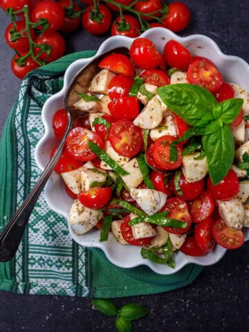 Classic Caprese Salad Recipe (Low Carb & Gluten Free) 🥗 - I'd Rather Be ...