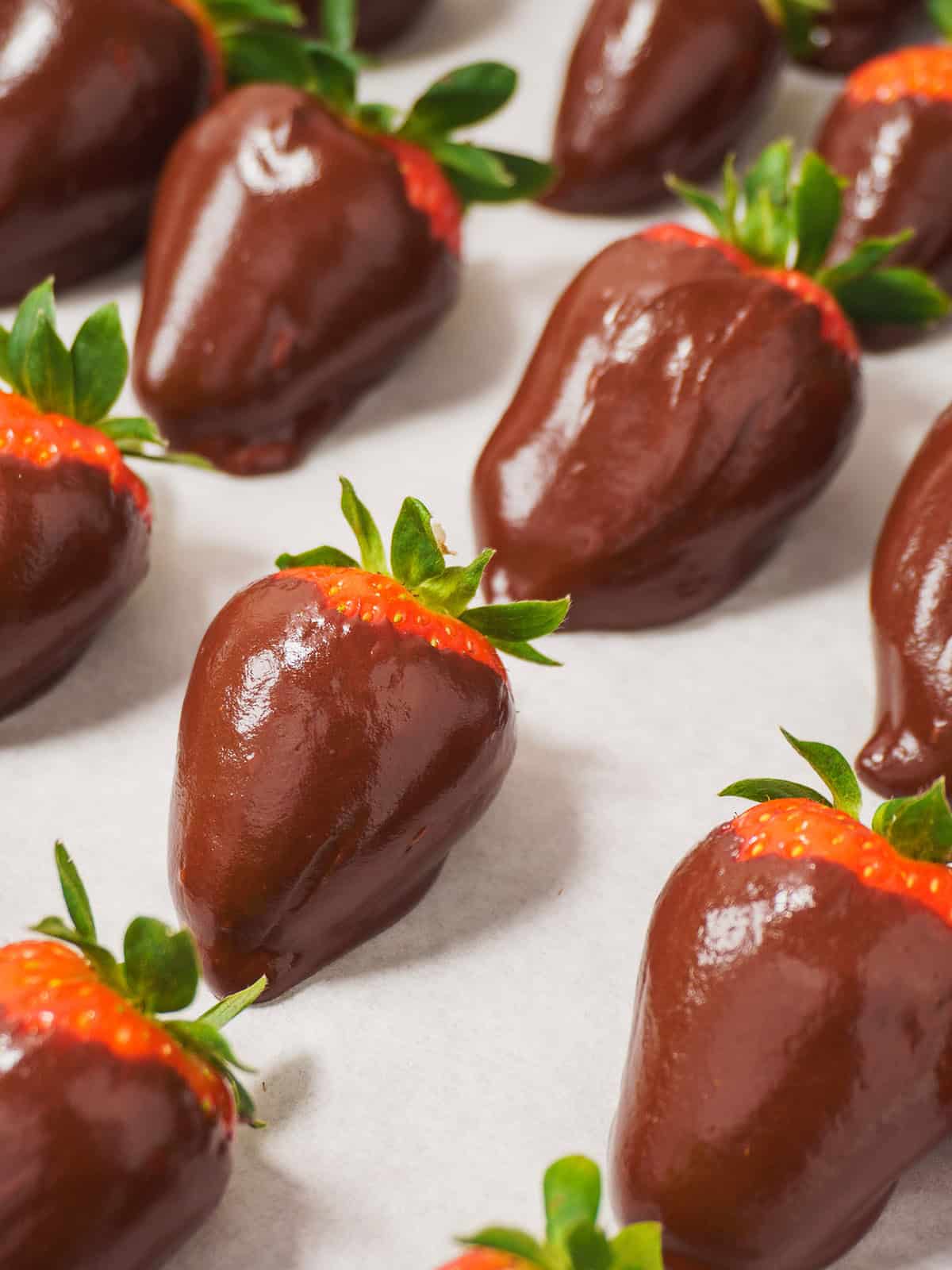 3-Ingredient Chocolate Covered Strawberries 🍓 - I'd Rather Be A Chef