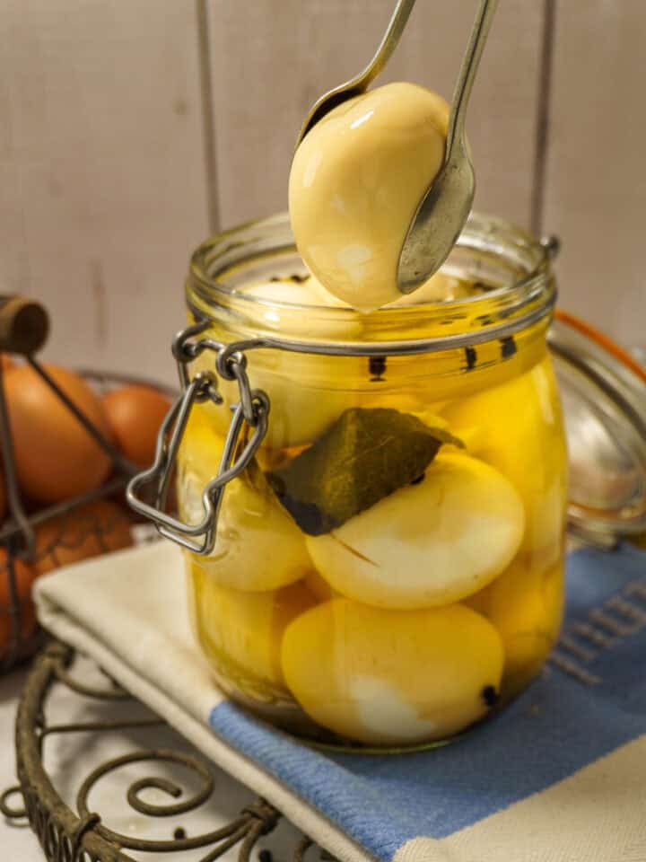 Pickled Eggs Recipe 🥚 - I'd Rather Be A Chef